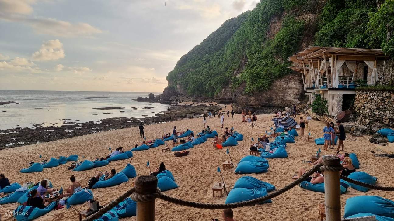 Tiket Movies Under the Stars di Sundays Beach Club di Kuta Selatan ...