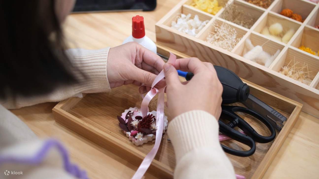 Taoyuan｜Flower Tablet Course: Making Floating Flowers - Klook