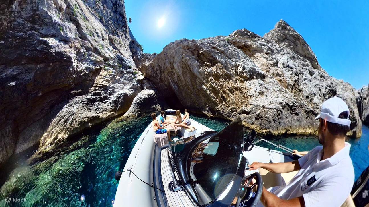 Playa de Lalaria, Kastro, Crucero en barco por la cueva Azul Oscura ...