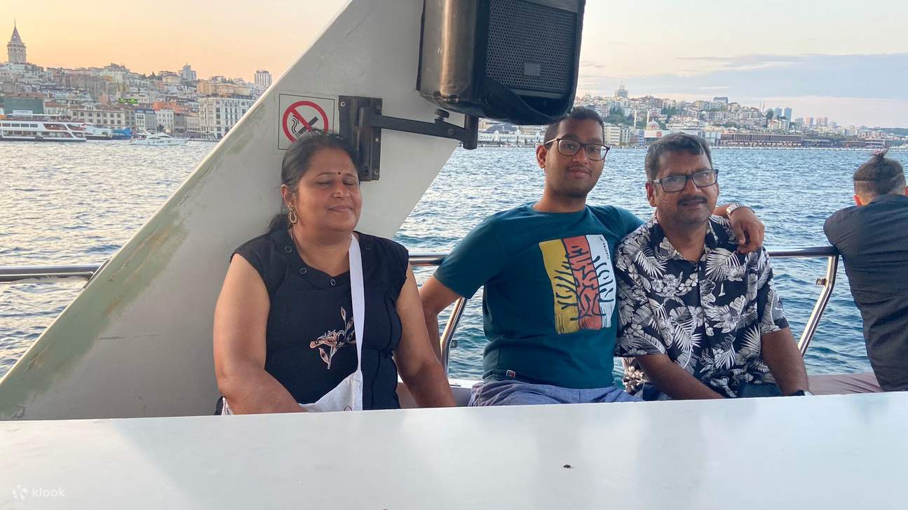 Istanbul Bosphorus Sunset Cruise menaiki bot dengan Live Guide - Klook ...
