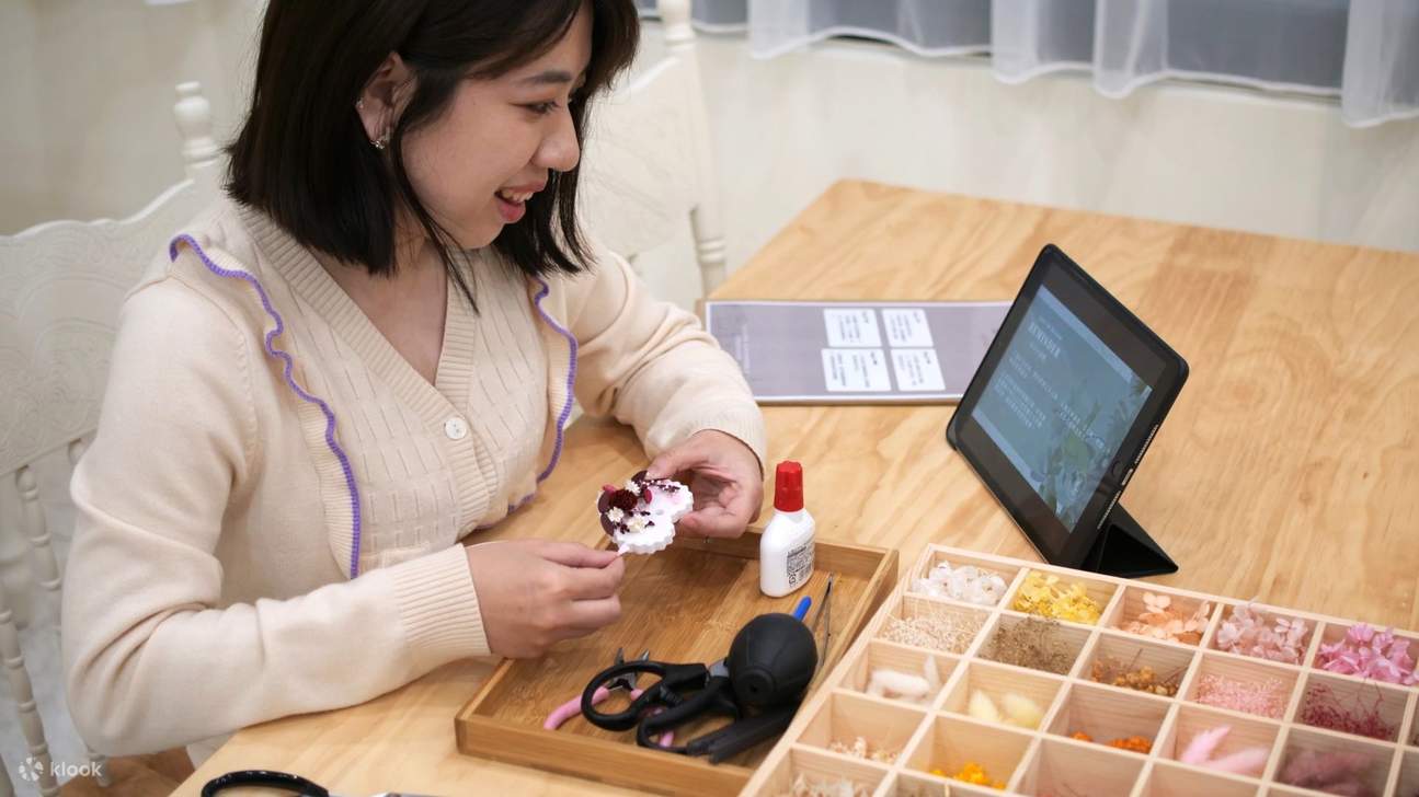 Taoyuan｜Flower Tablet Course: Making Floating Flowers - Klook