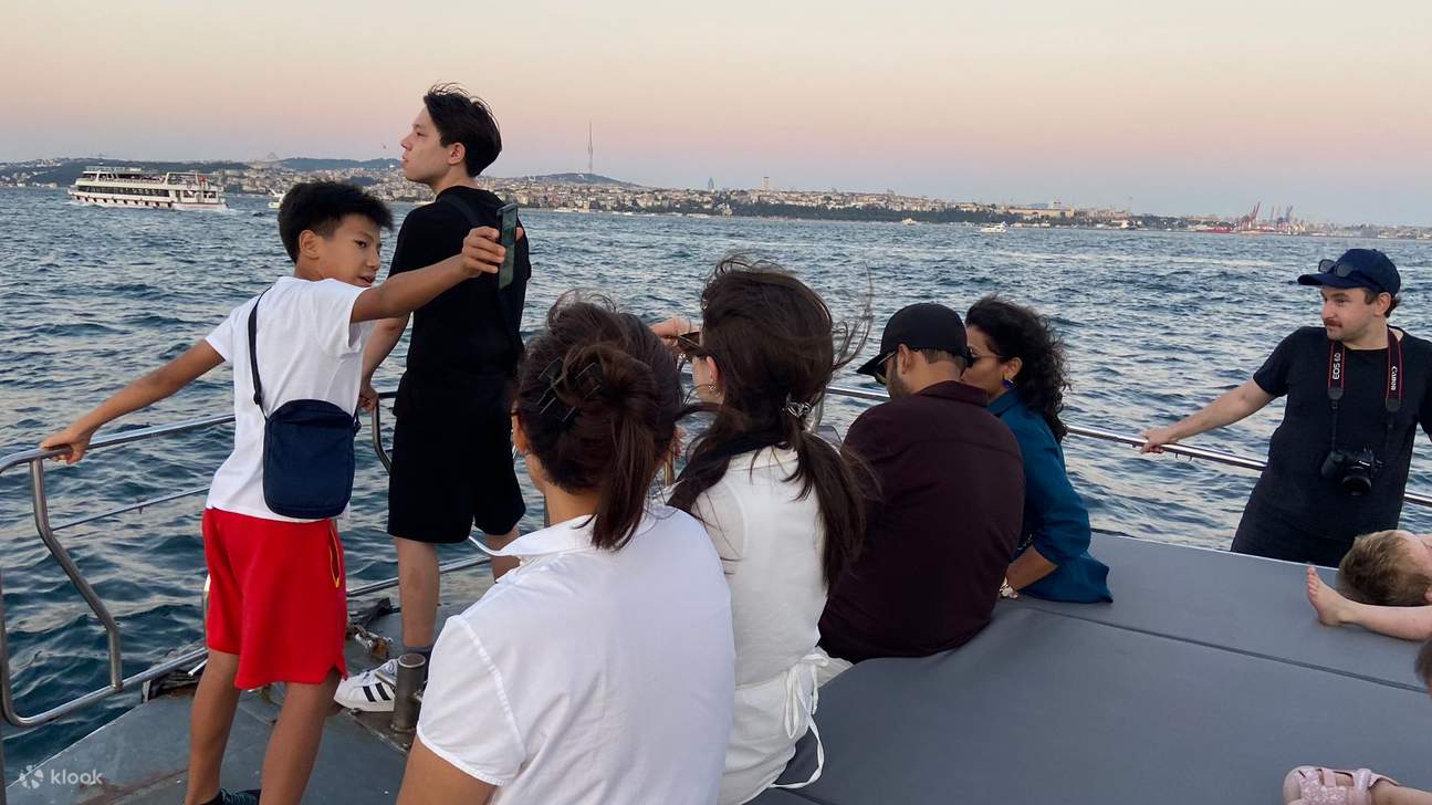 Istanbul Bosphorus Sunset Cruise menaiki bot dengan Live Guide - Klook ...