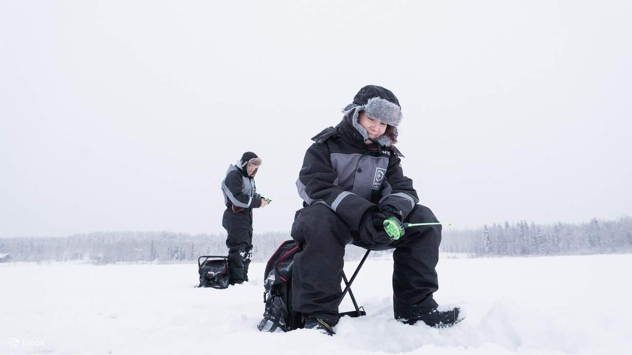 Pangingisda sa yelo sa isang frozen lake tour mula sa Rovaniemi - Klook ...