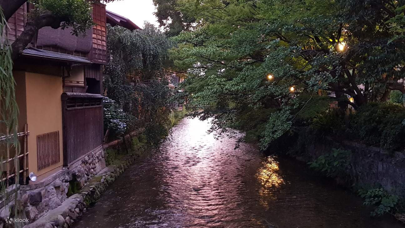 All-Inclusive-Tour mit lokalem Essen bei Nacht durch das alte Kyoto ...