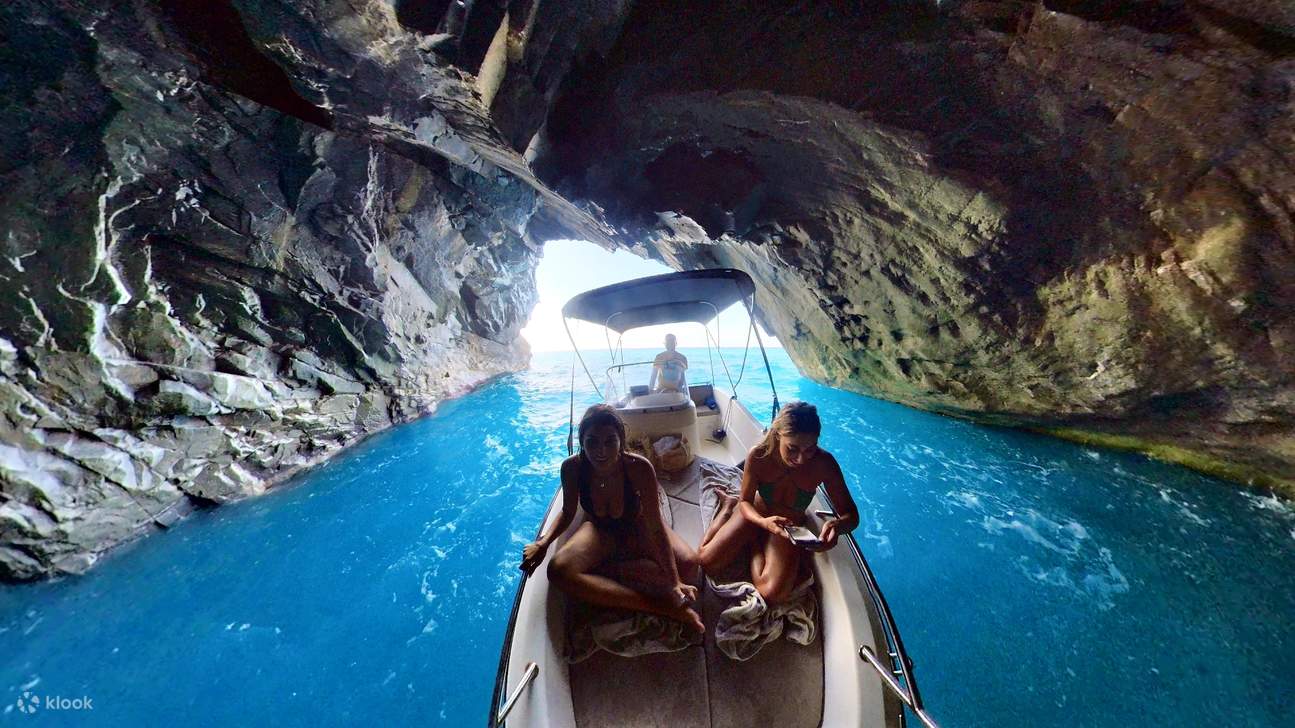 Playa de Lalaria, Kastro, Crucero en barco por la cueva Azul Oscura ...