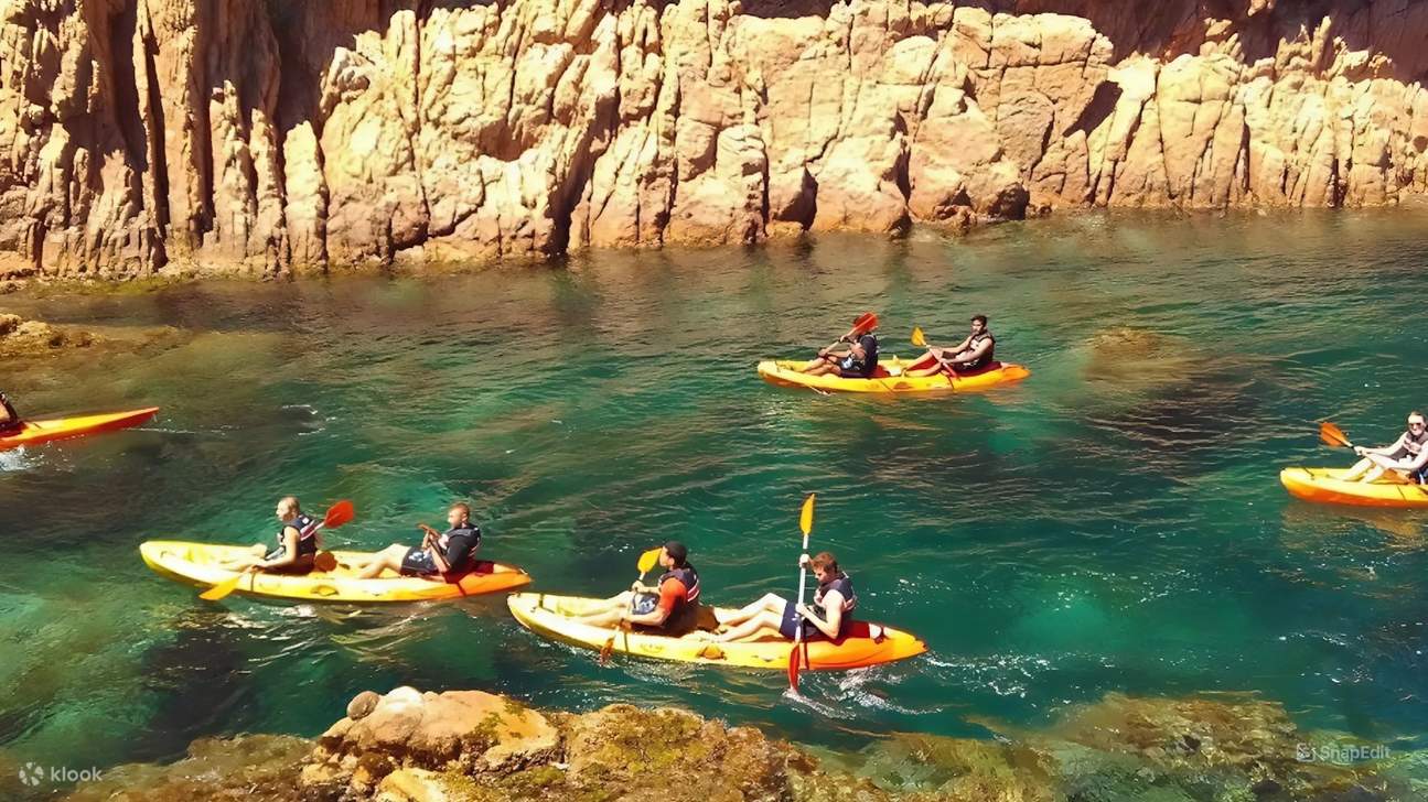 Tur Costa Brava dengan kayak, snorkel, dan lompat tebing dari Barcelona ...
