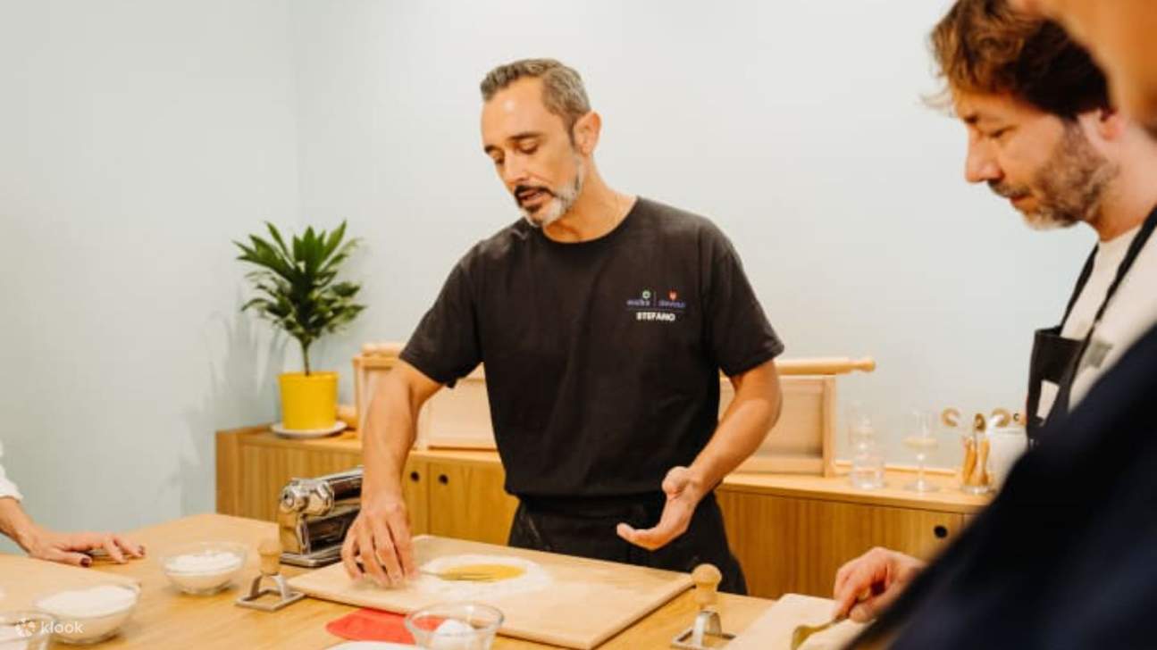 Kelas membuat pasta, memasak, menjamu selera dan minum bersama chef ...