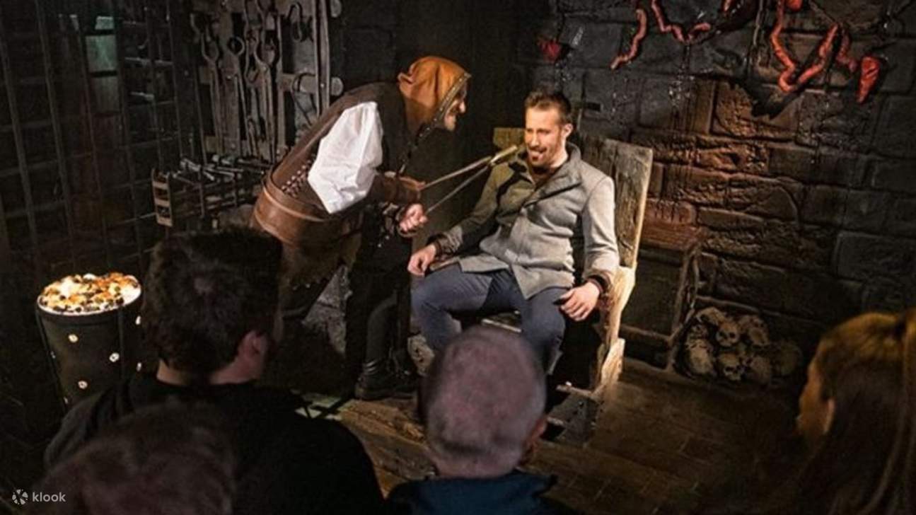 -London hop-on hop-off bus by Golden Tours and The London Dungeon ...