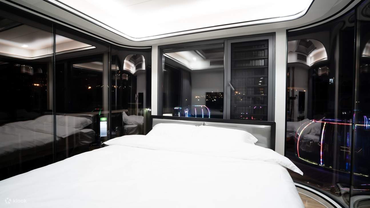 Glamping in Shek Wai Tao Yuen Holiday Resort | Luxe kampeerauto's ...