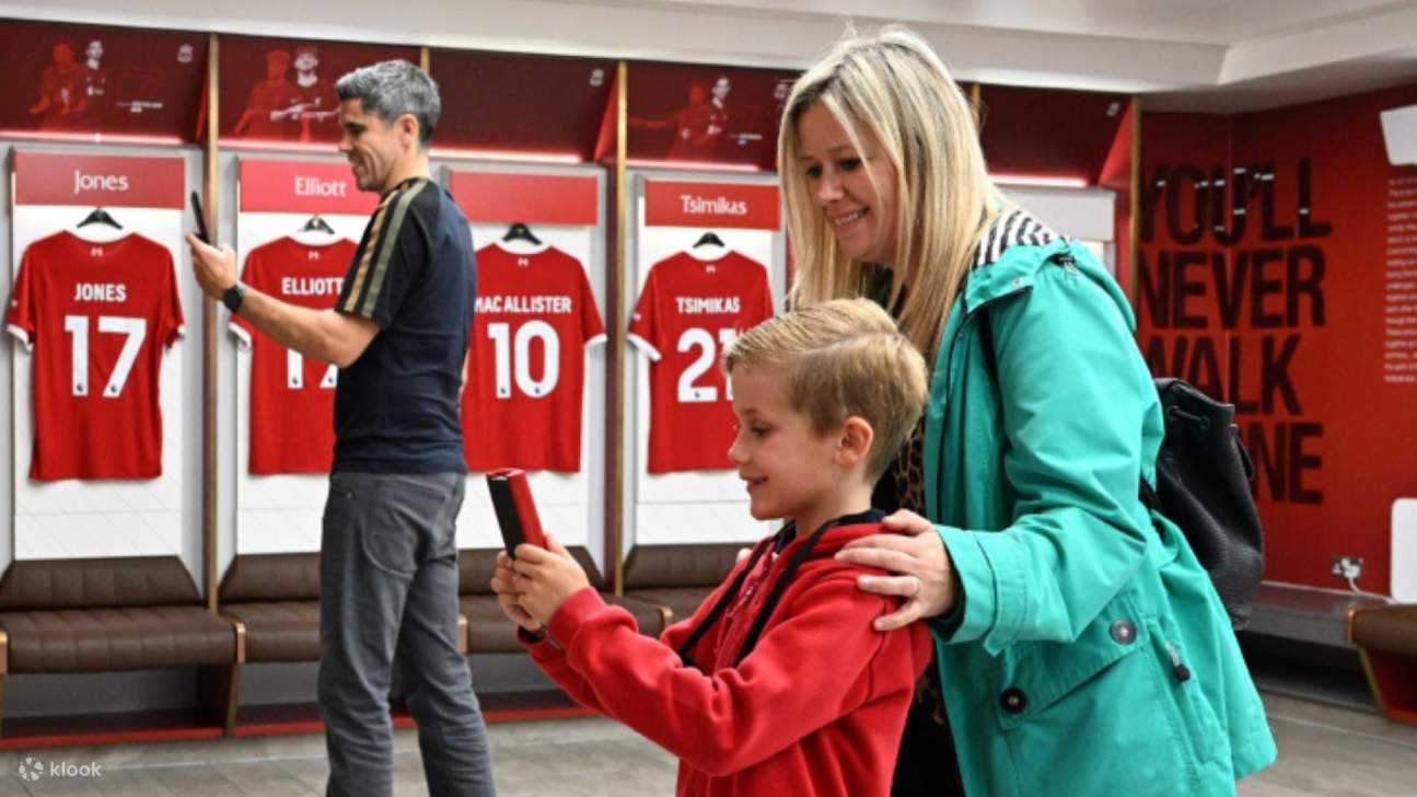 Perjalanan kereta api ke stadion dan museum Anfield Liverpool FC dari ...