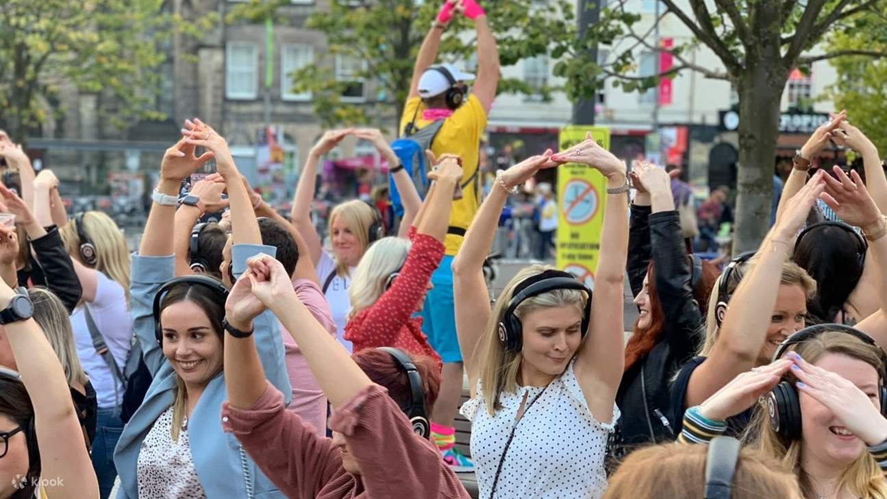 Pengembaraan disko senyap lawatan berjalan kaki di Edinburgh - Klook ...