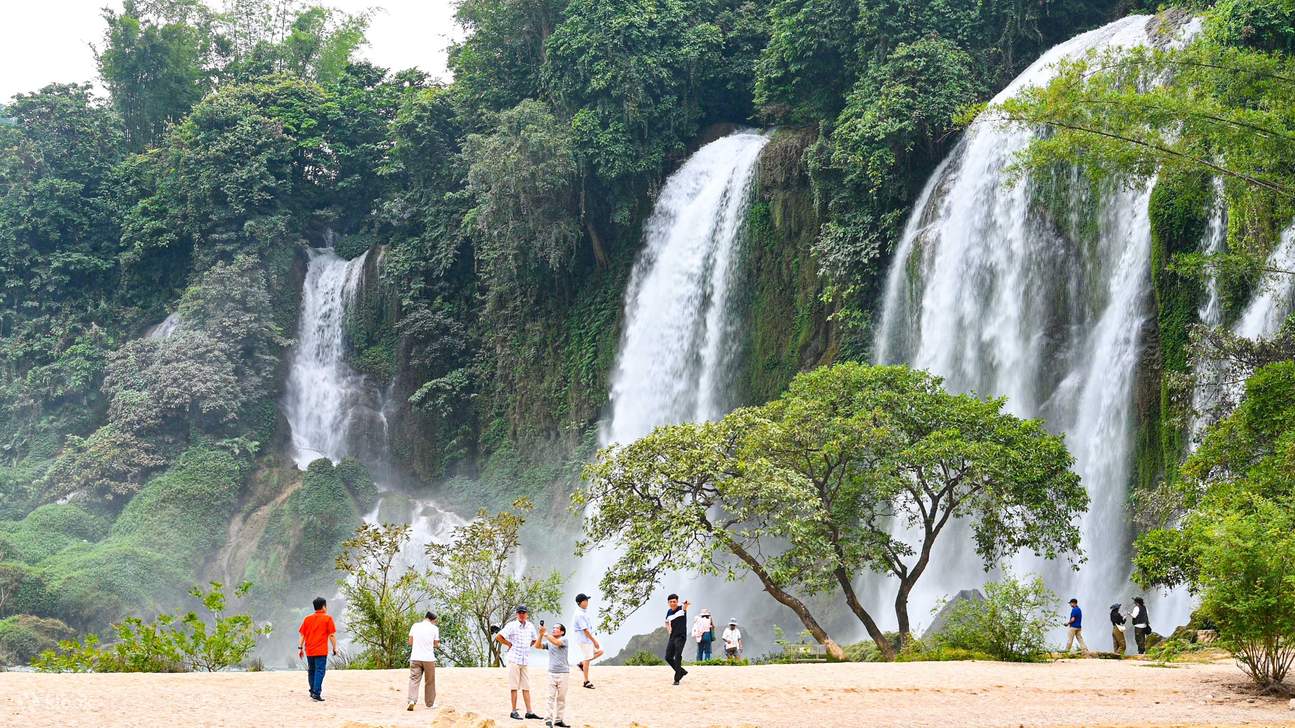 Guangxi Chongzuo Detian Waterfall Mingshi Countryside Bamboo Raft 2-Day ...