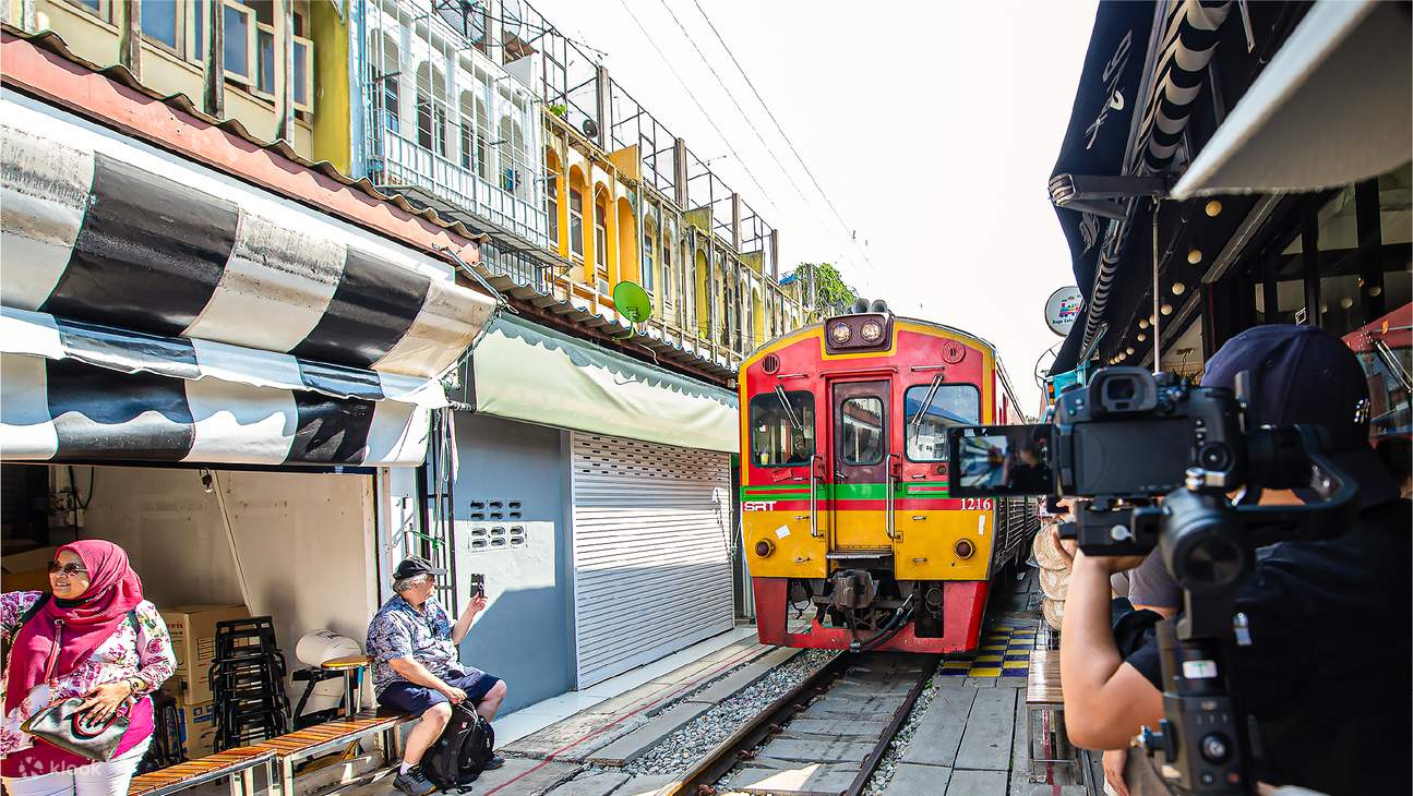 Damnoen Saduak Floating Market & Maeklong Railway Market - Klook Singapore