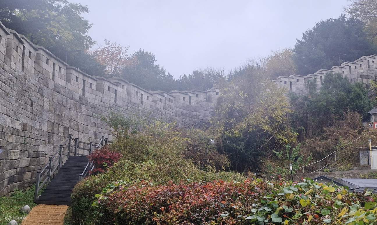 Seoul Fortress Wall Walking Tour: Waryong Park - Naksan Park section ...