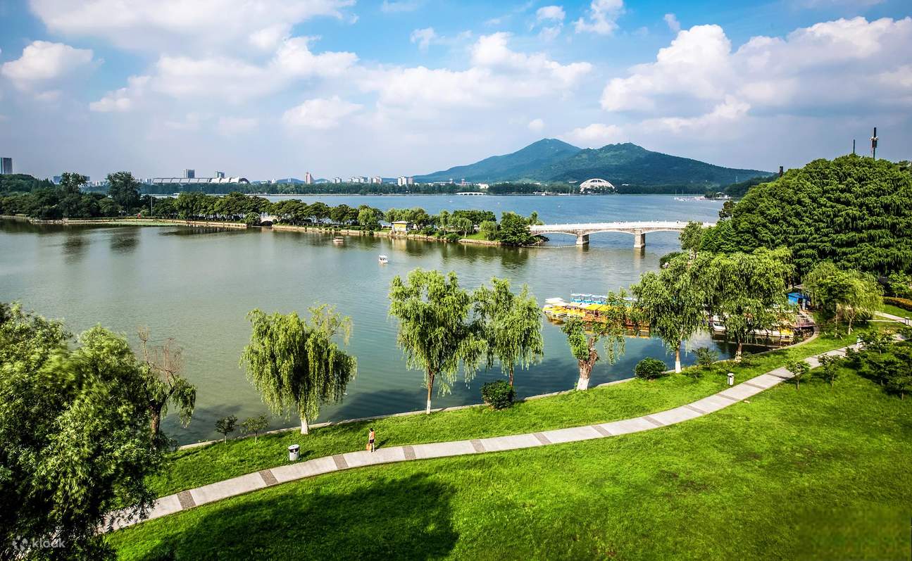 Nanjing Private Day Tour: Ming Xiaoling Mausoleum, Zhonghua Gate, Zhan Garden, Jiming Temple ...