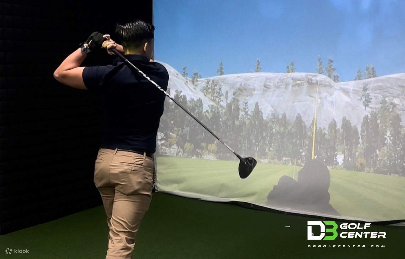 DB 高尔夫中心采用 3D 果岭使用的室内高尔夫刺激器 - Klook客路