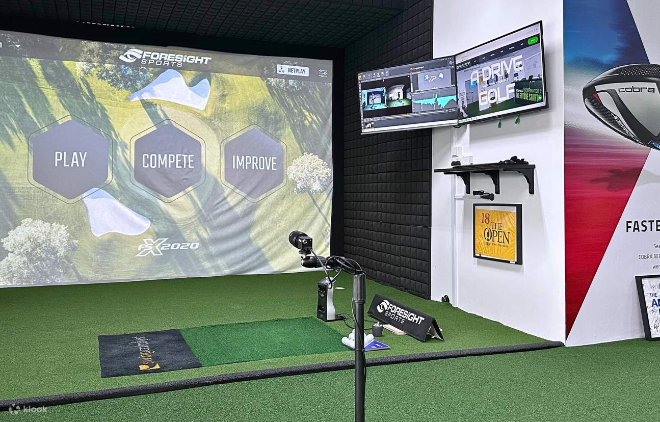 Stimulateur de golf en salle avec utilisation du putting green 3D par ...