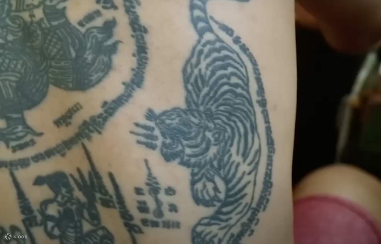 Tatuaje Sak Yant con punzón en Wat Bang Phra con bendición dorada ...