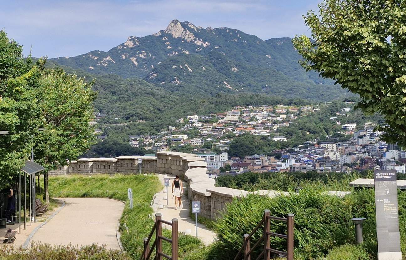 Seoul Fortress Wall Walking Tour: Waryong Park - Naksan Park section ...