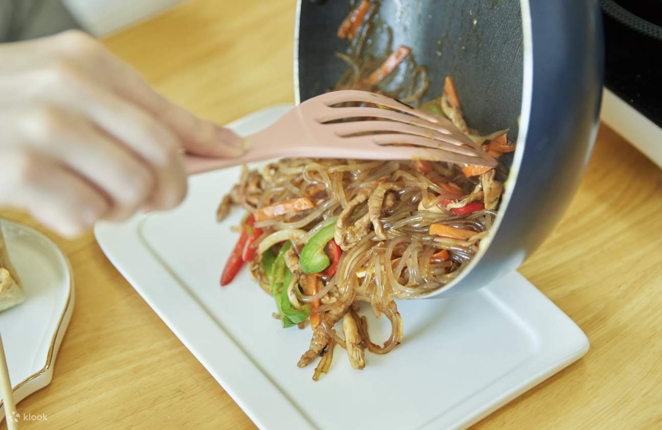 Experience Cooking K-Dessert & Food with Seoul City Tour - Klook États-Unis