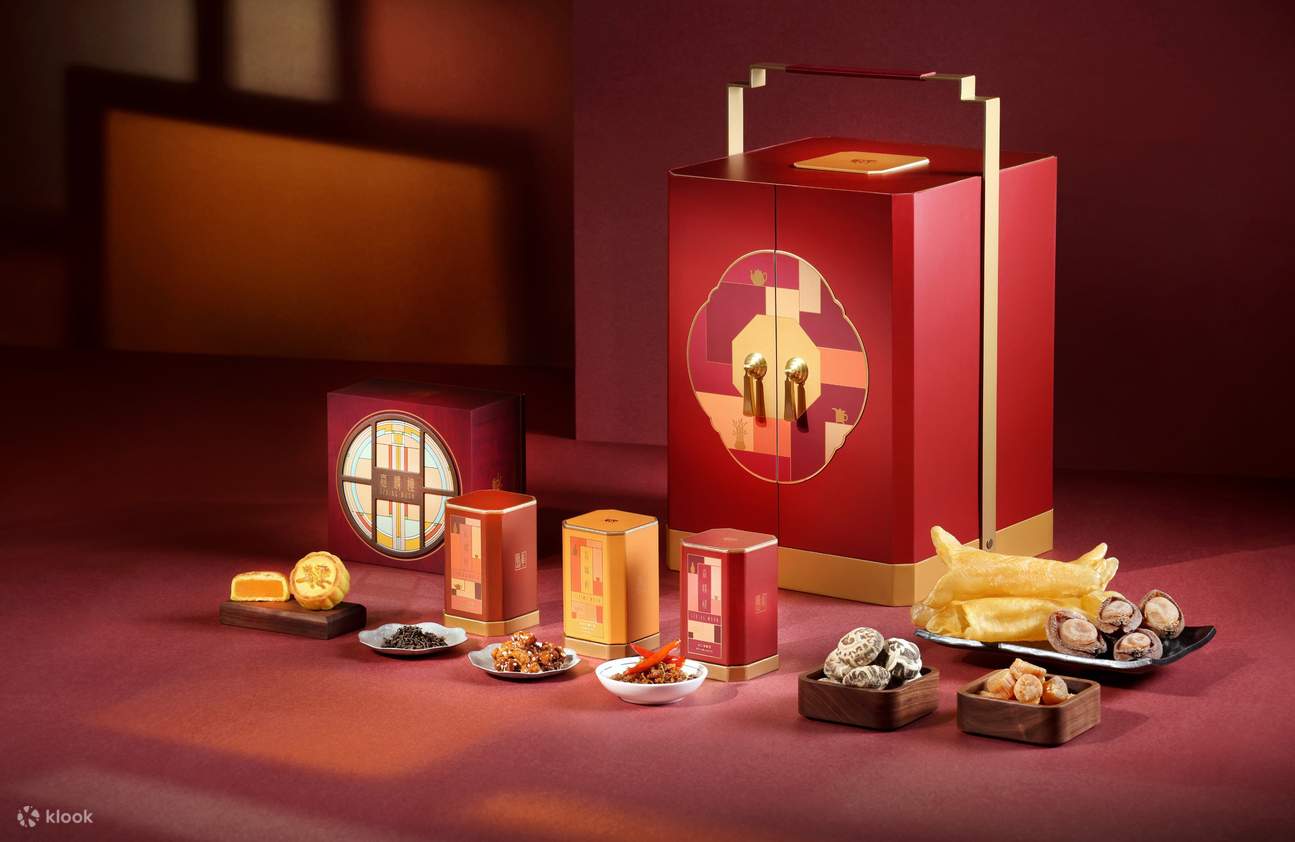 Spring Moon at The Peninsula Hong Kong |Spring Moon Mooncakes, Sesame ...