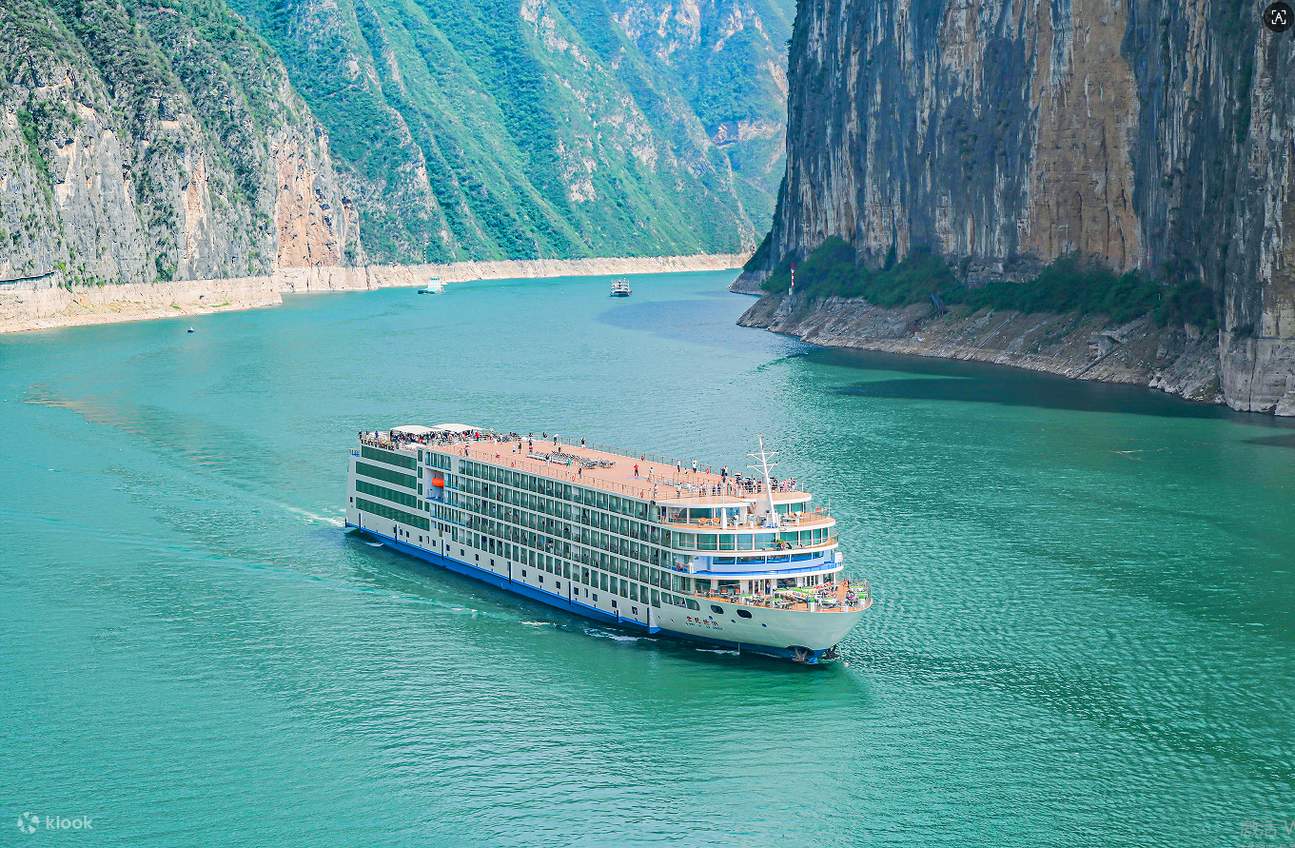 Luxury Yangtze River cruise through the Three Gorges (departing from ...