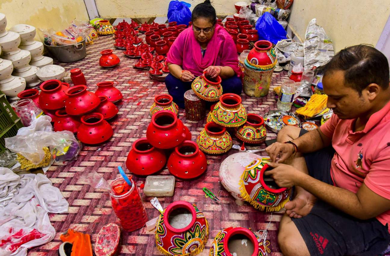 Exploring Dharavi: Guided Slum Walking Tour by foot with a local - Klook