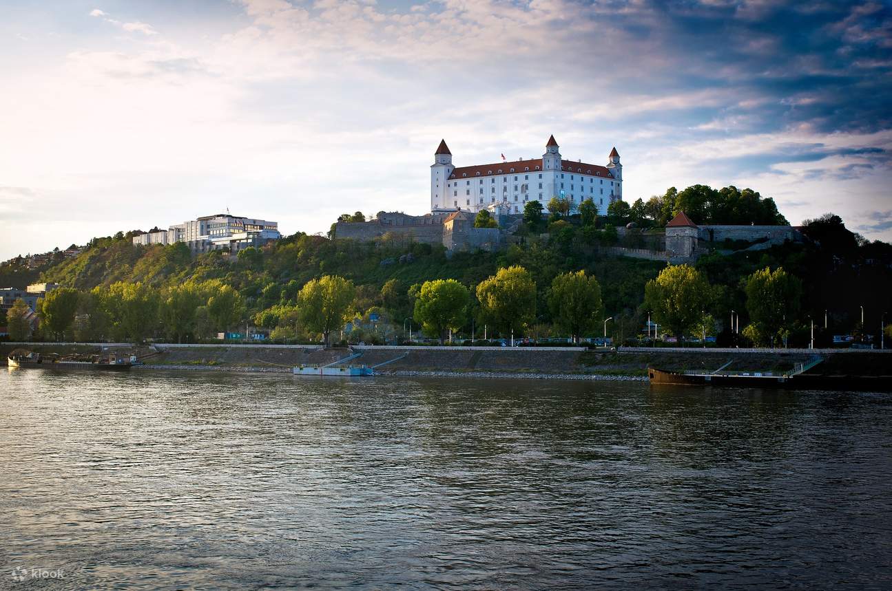 Vienna: Tour Bratislava và Lâu đài Devín qua Hainburg cùng Hướng dẫn ...