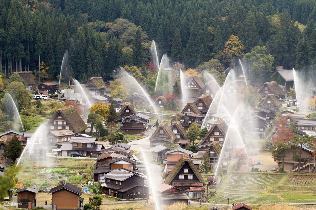 Excursión de un día al pueblo de Gifu Shirakawa-go Gassho y al casco ...