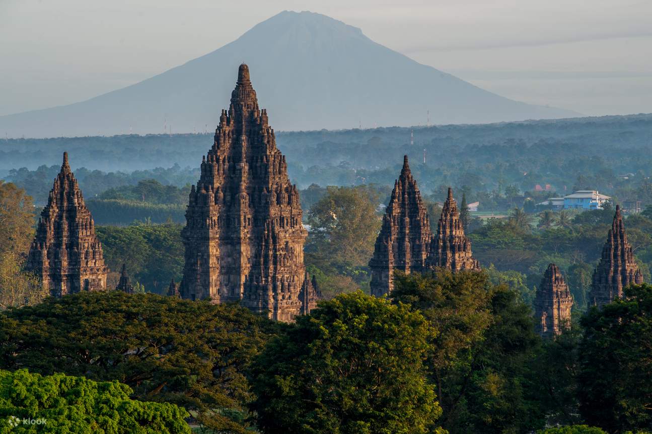 Lever de soleil sur Borobudur depuis la colline de Punthuk Setumbu ...
