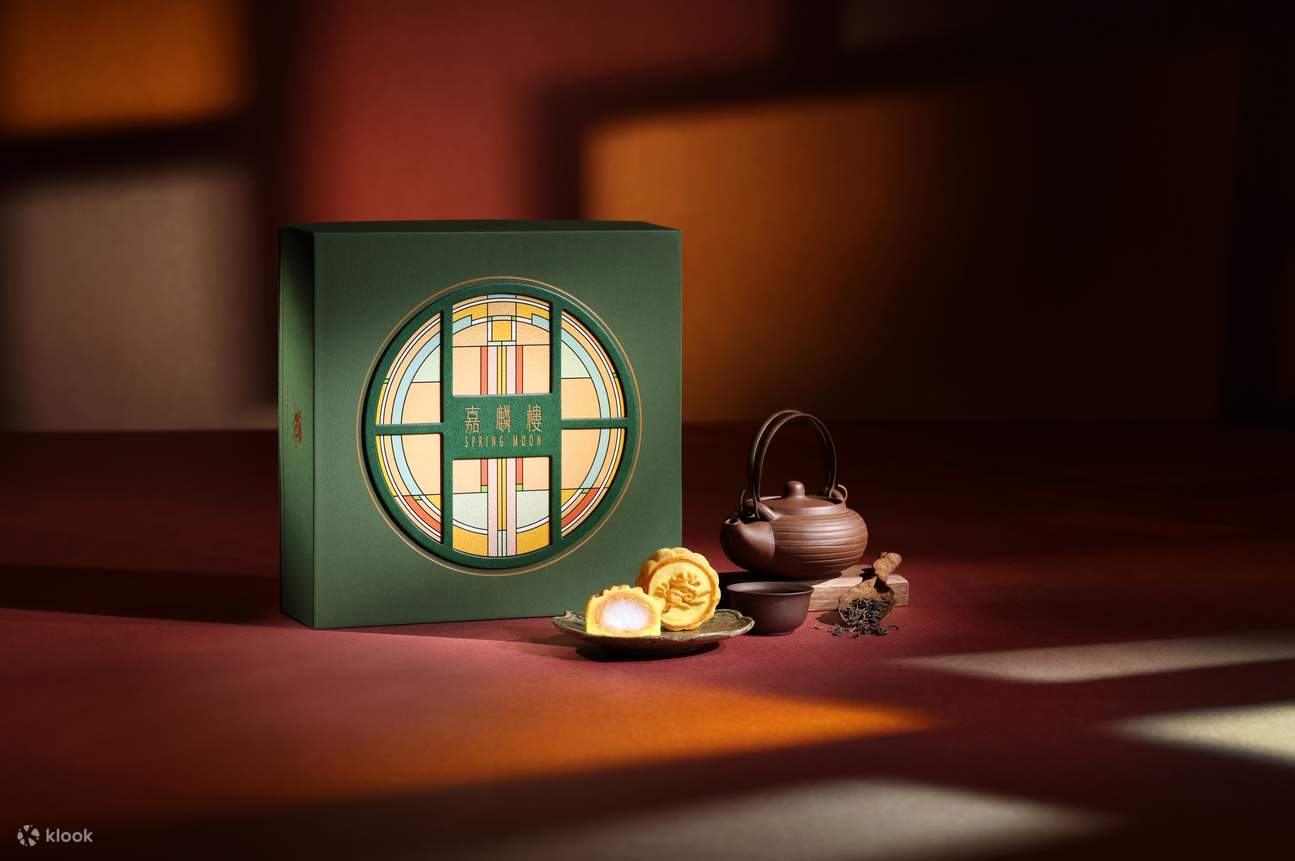 Spring Moon at The Peninsula Hong Kong |Spring Moon Mooncakes, Sesame ...
