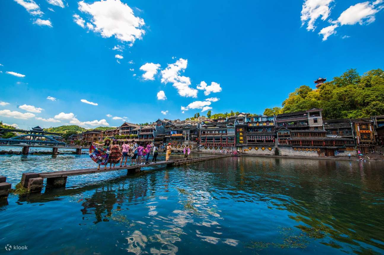 Hunan Fenghuang Ancient Town + Guizhou Fanjing Mountain Two-Day Tour - Klook Россия