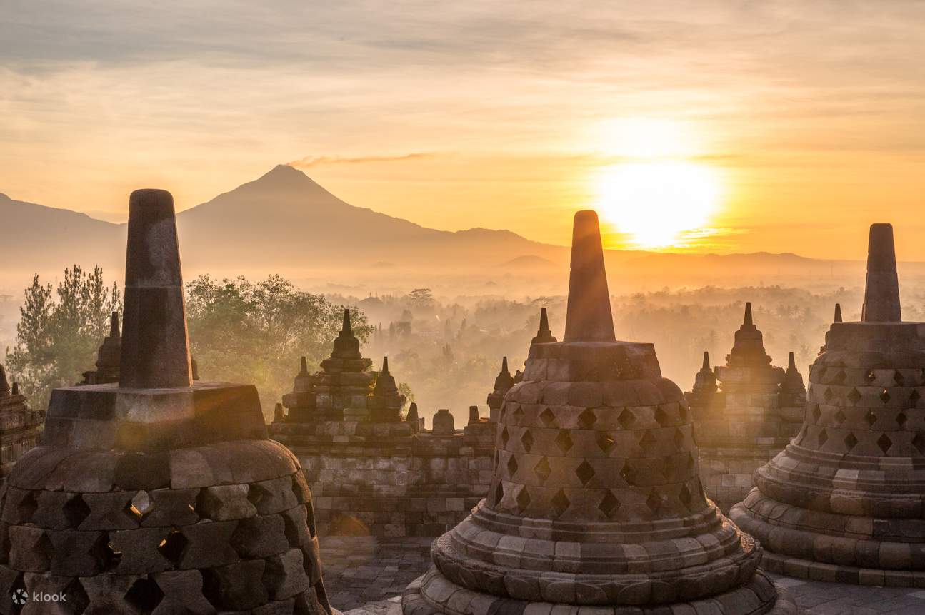 Sunrise overlooking Borobudur at Punthuk Setumbu Hill & Borobudur ...