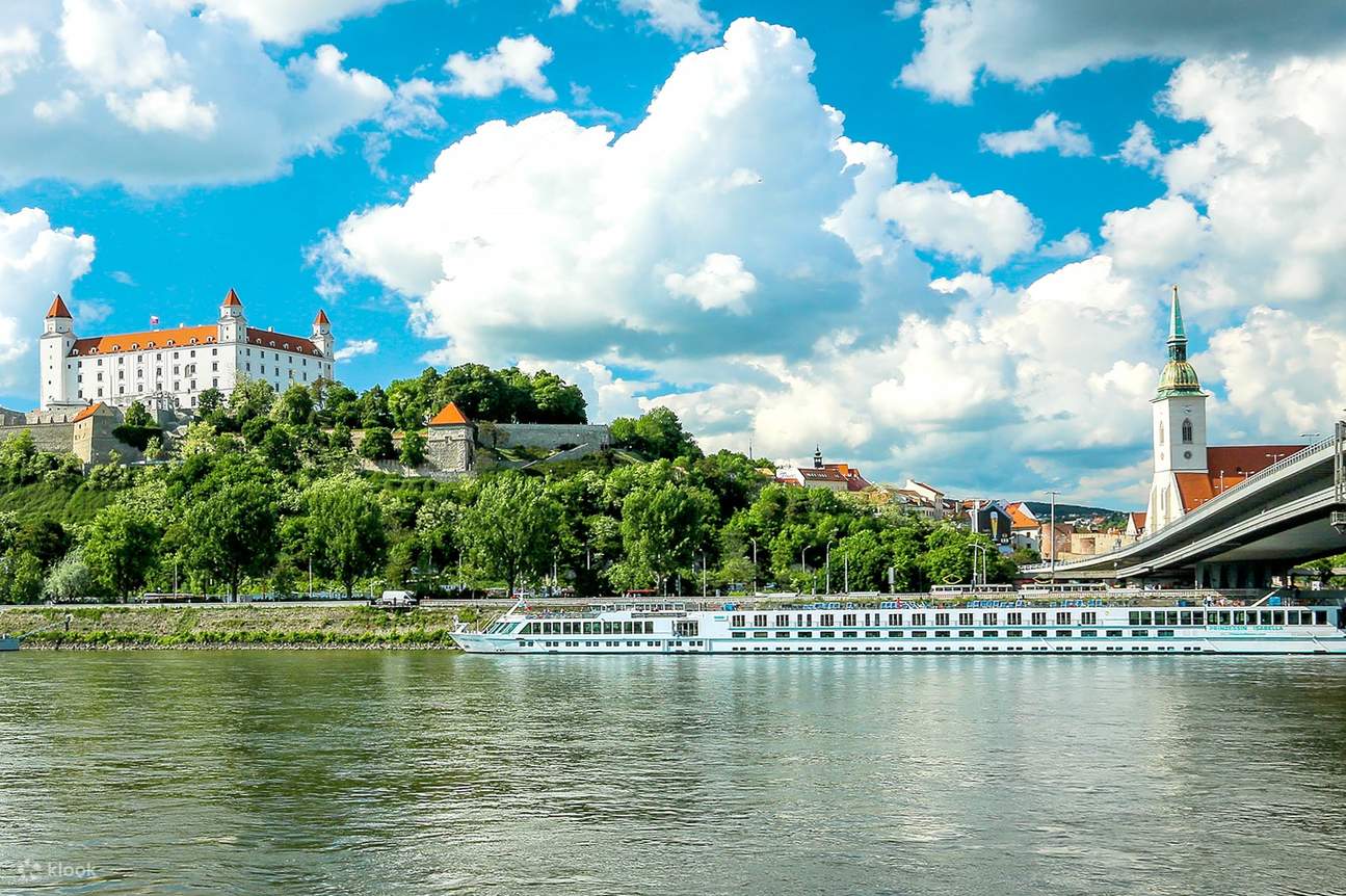 Vienna: Tour Bratislava và Lâu đài Devín qua Hainburg cùng Hướng dẫn ...