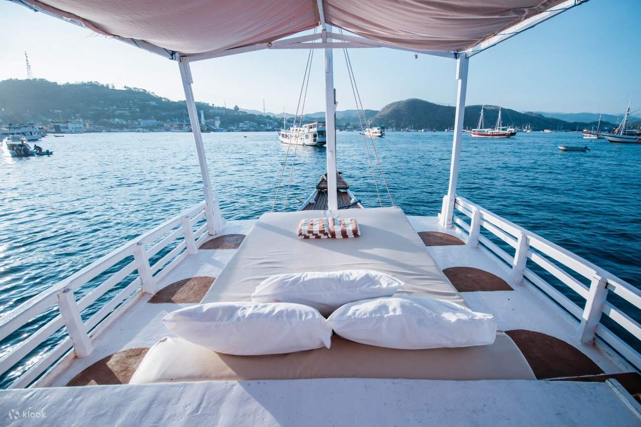 Pelayaran Peribadi Sehari dengan Bot Semi Phinisi dari Labuan Bajo ...