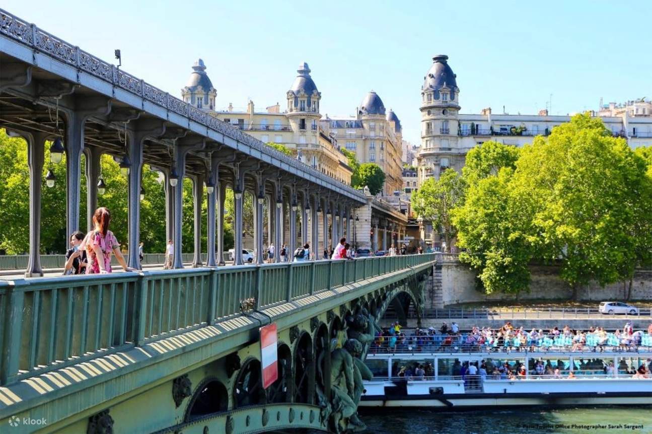 Tur Pesiar Sungai Seine Paris dengan Crepe Tasting di dekat Menara ...