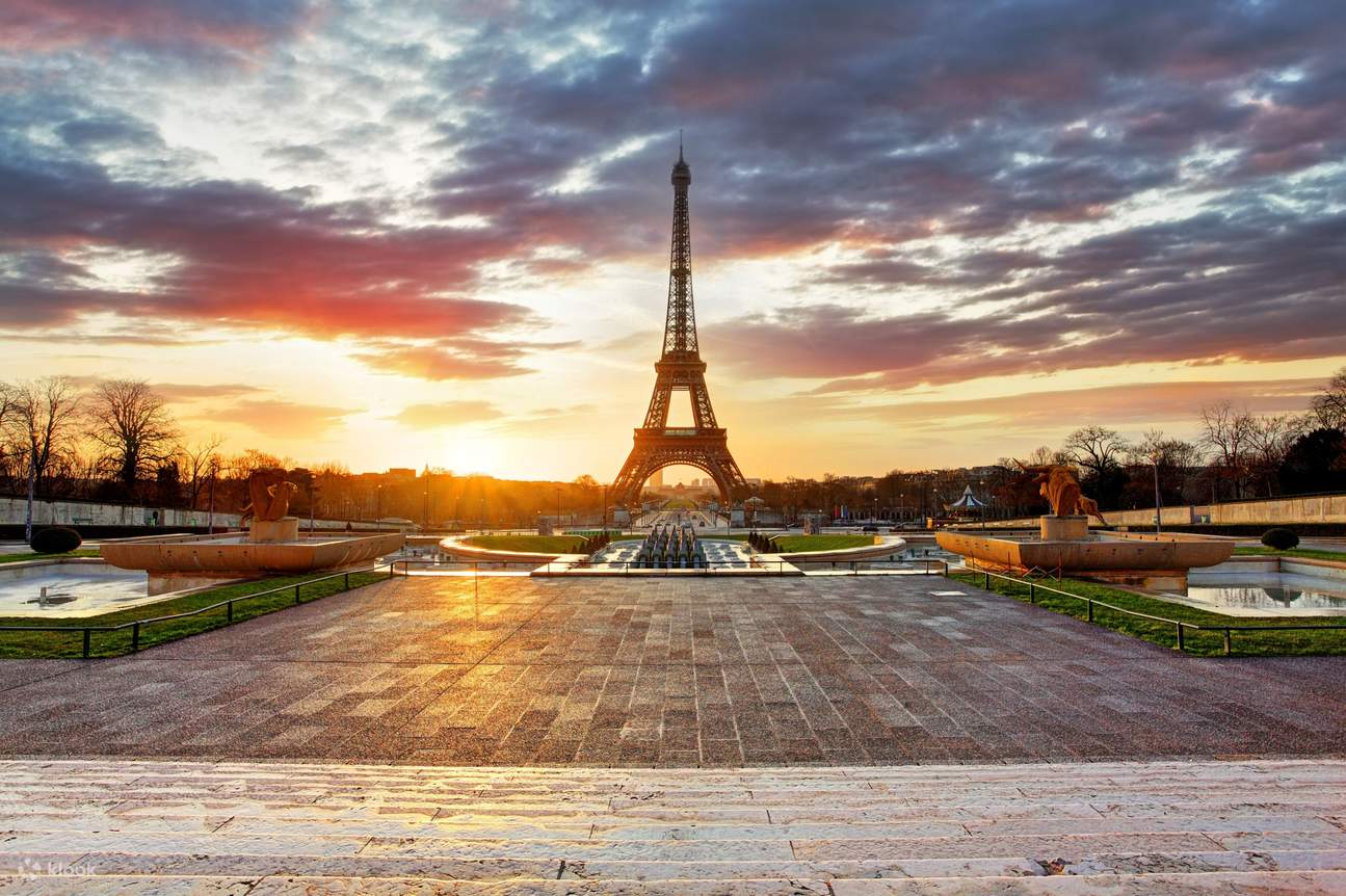Tur Bersama KTT Menara Eiffel dan Pelayaran Seine Champagne di Paris ...