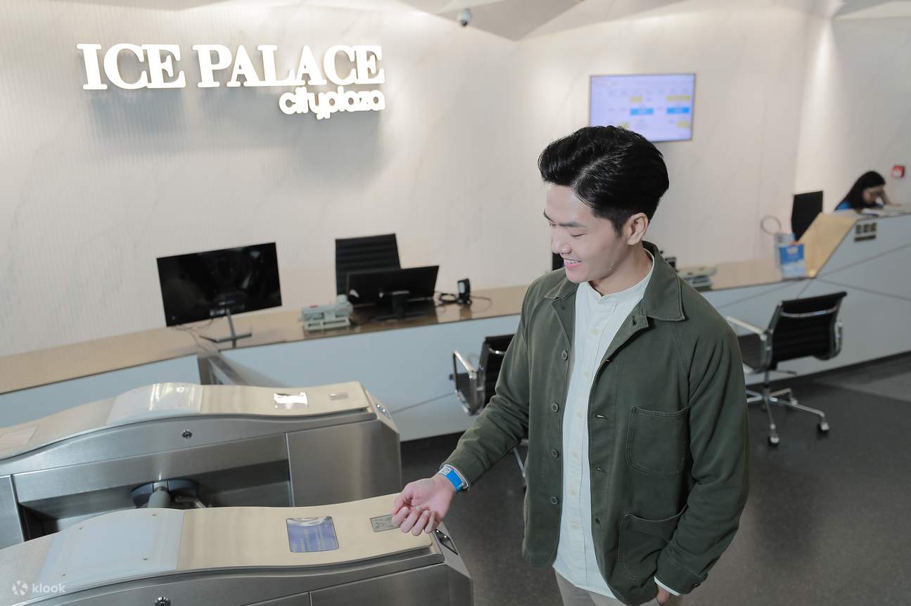 Cityplaza Ice Palace Limited Flash Duo - The Flash Movie X Ice Skating - Klook