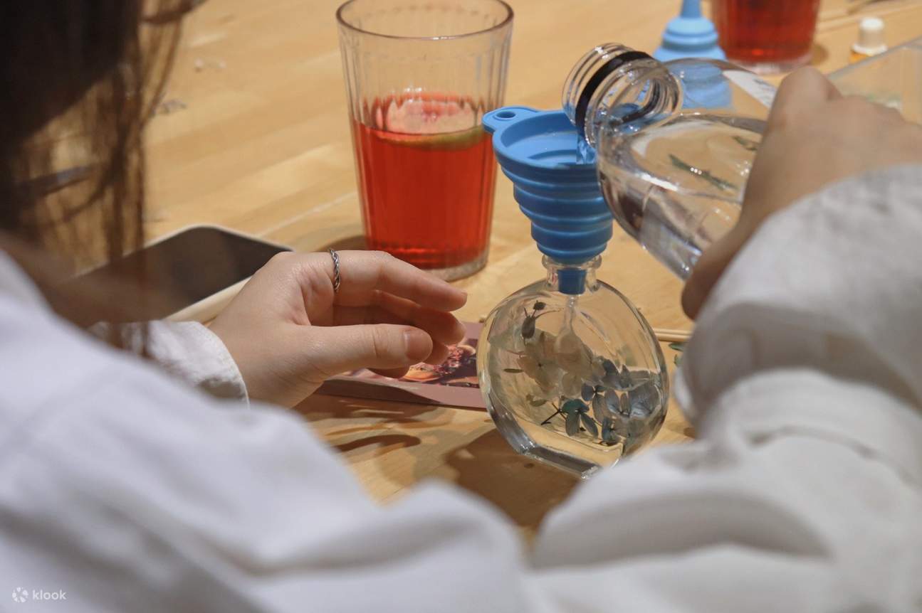 Taichung: Floating Flower Diffuser Handmade Experience - Klook