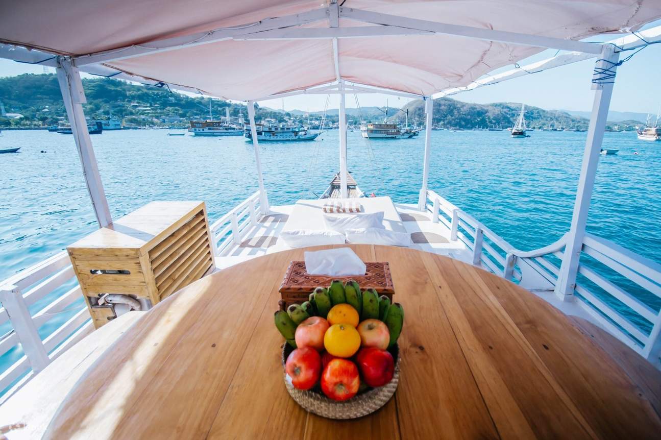 Pelayaran Peribadi Sehari dengan Bot Semi Phinisi dari Labuan Bajo ...