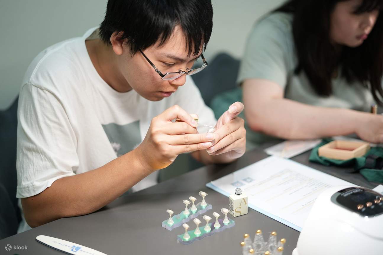 New Taipei: Wearing manicure patches DIY experience - Klook