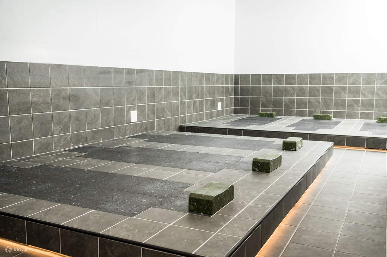 Taichung: Jing Lady Micro Hotel - Japanese Black Stone Rock Bath • Spa ...