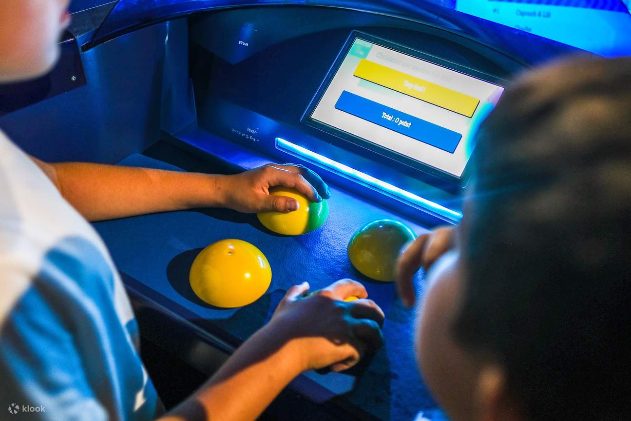 Sala de concursos: Experiencia de juego de trivia inmersiva en Dubái ...