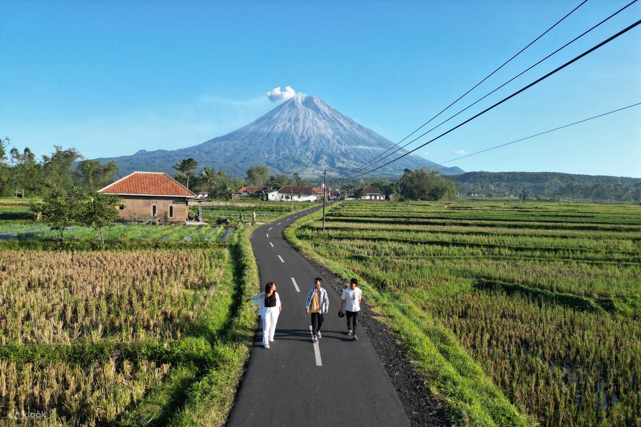 Alba sul vulcano Semeru in Jeep e cascata Kapas Biru da Malang - Klook ...