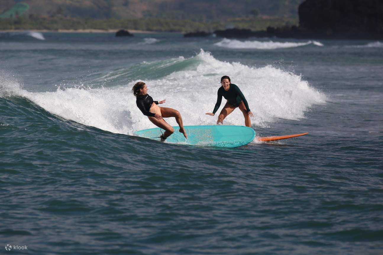 Pelajaran Selancar di Pantai Tanjung Aan Lombok oleh Nuna Surf School ...
