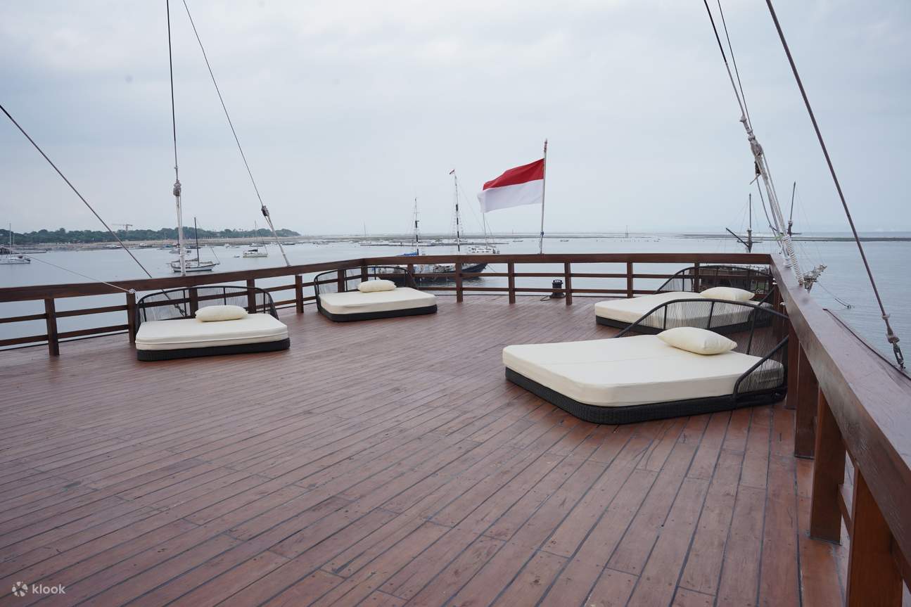 Pelayaran Makan Malam Pelaut oleh Phinisi Cruise - Klook Indonesia