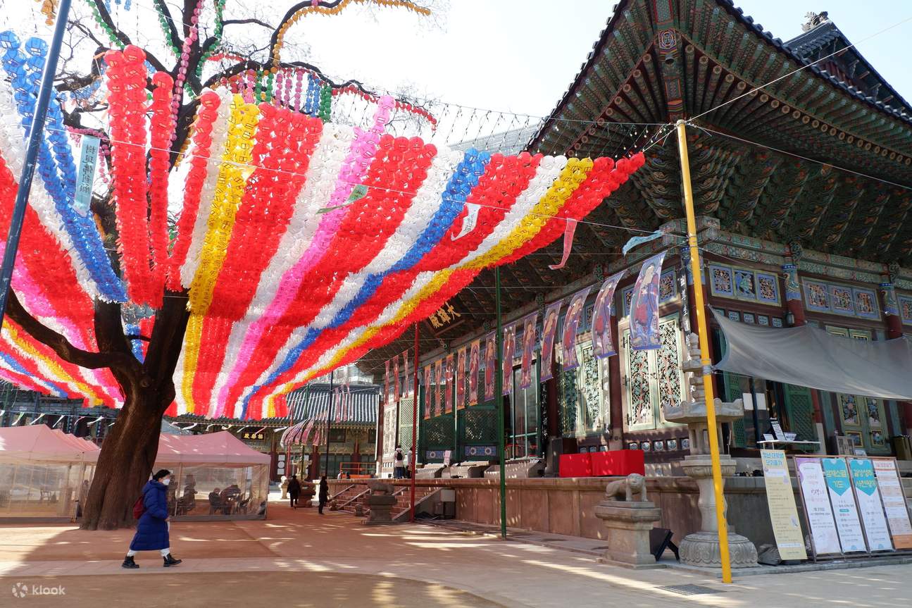 Gyeongbokgung Palace, Bugak Skyway, and Tongin Market Hanbok Tour ...