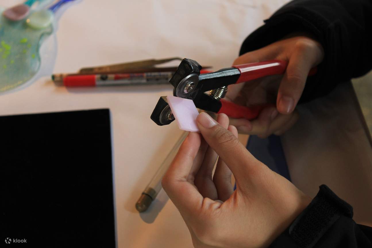 Hualien: Gaudi kiln-fired glass DIY experience - Klook