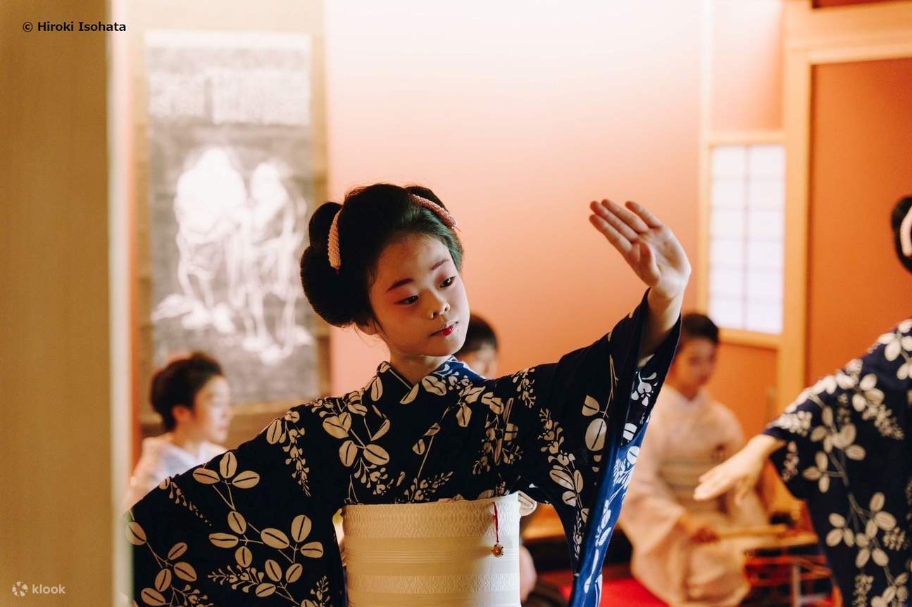 A Japanese Traditional Tatami Room Dance by Sumiyoshi Sachu - Klook ...
