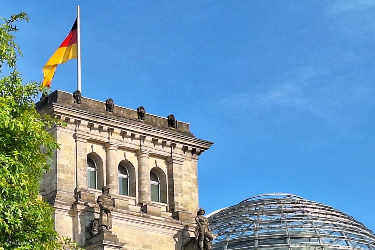 Tur jalan kaki ke kubah Reichstag dan distrik pemerintahan di Berlin ...